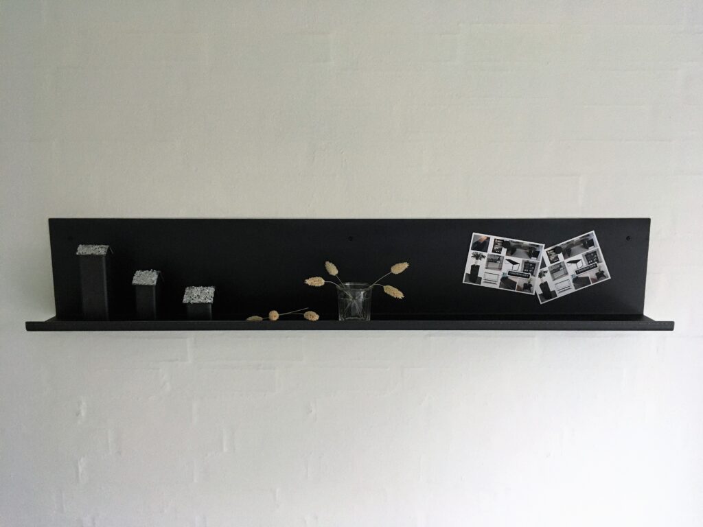 Hylde med høj bagkant - Raw Living By Lot